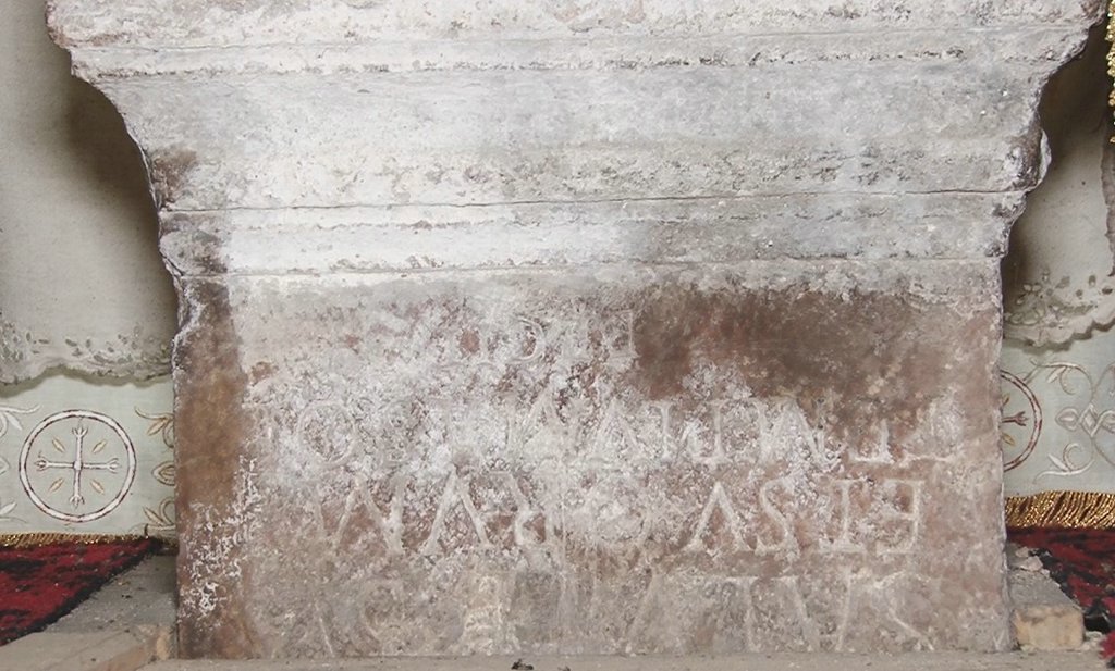 Un altar votiv roman, descoperit în biserica de la Șoimuș - Stiri din ...